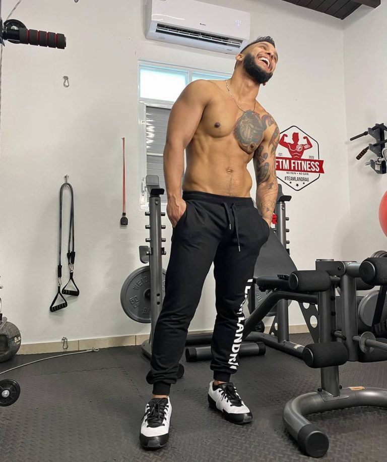 Esteban Landrau presume sus abdominales tras dar a luz