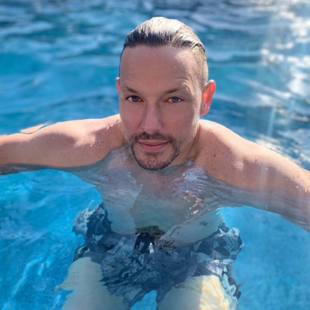 Así luce Derrick James, el recordado 'Santos' en 'Rebelde'