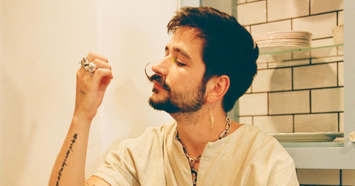 Camilo le muestra a Alejandro Sanz sus video de 'Factor Xs'